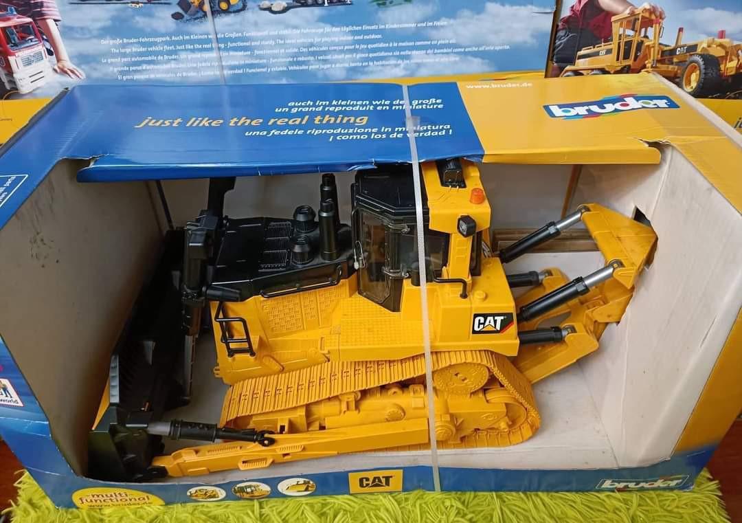 BRUDER 2452 CAT Large Track Type Tracktor, Hobbies & Toys, Toys & Games ...