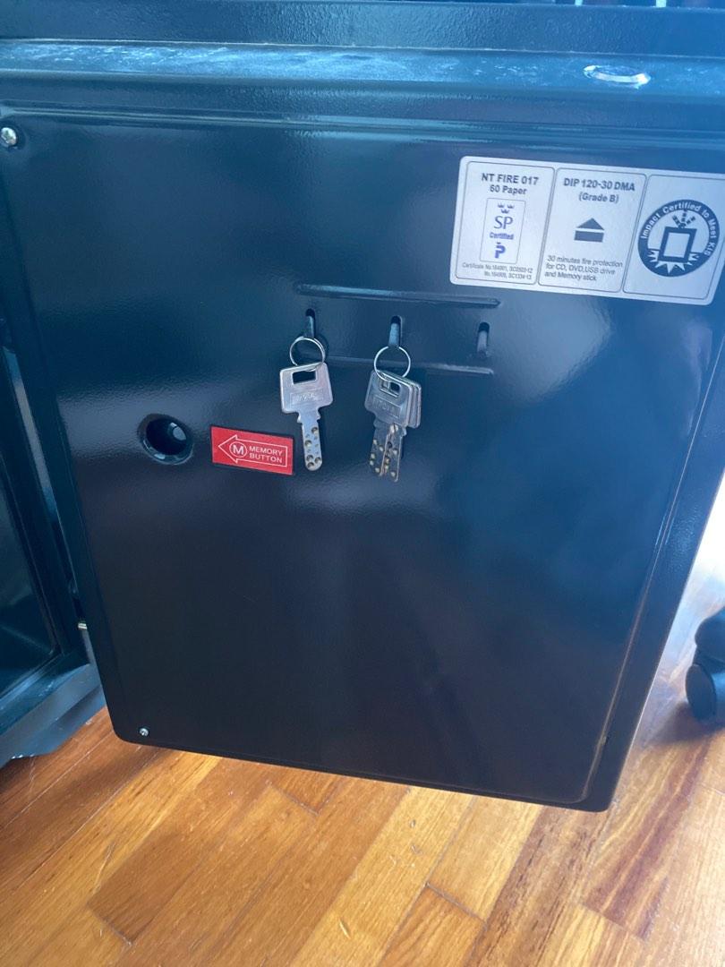 Diplomat Safe Box, Furniture & Home Living, Security & Locks, Safe on Carousell