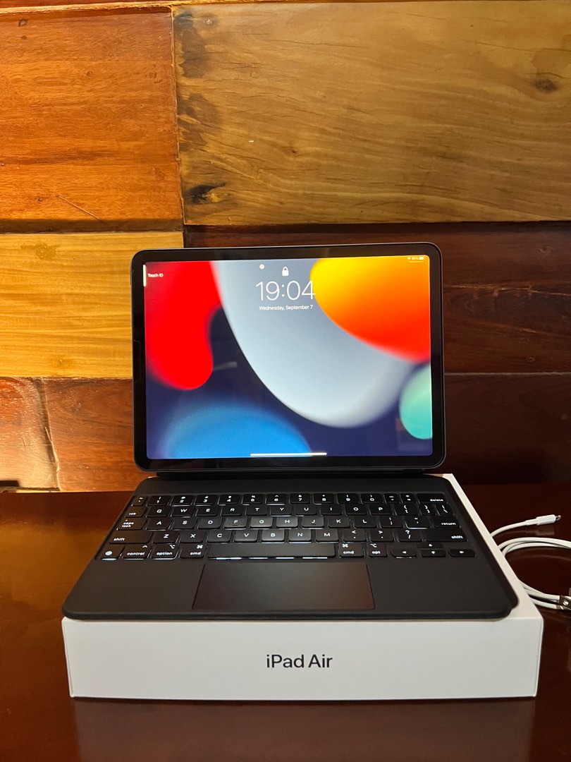 iPad Air (4th Gen) with Original Magic Keyboard (Barely Used), Mobile ...