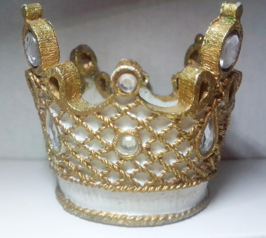 Queen's golden crown display hard figure, Hobbies & Toys, Memorabilia ...