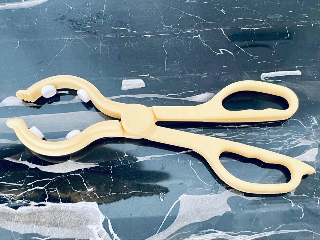 Richell - Milk Bottle Tong, 兒童＆孕婦用品, 護理及餵哺, 護理及餵哺 - 母乳及奶瓶 - Carousell
