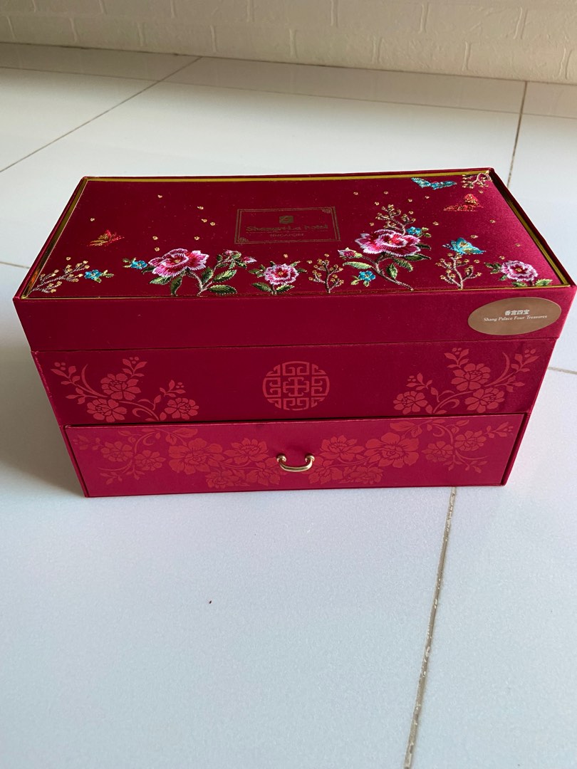 BN Shangri-La Hotel mooncake box, Furniture & Home Living, Kitchenware ...