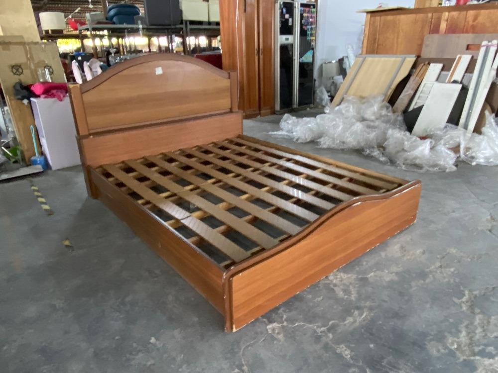 Wooden Queen Bed Frame with Headboard / Rangka Katil Kayu Queen dengan ...