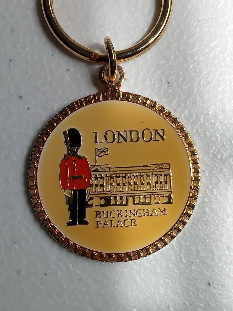 BUCKINGHAM PALACE LONDON KEY CHAIN, Hobbies & Toys, Memorabilia & Collectibles, Vintage ...
