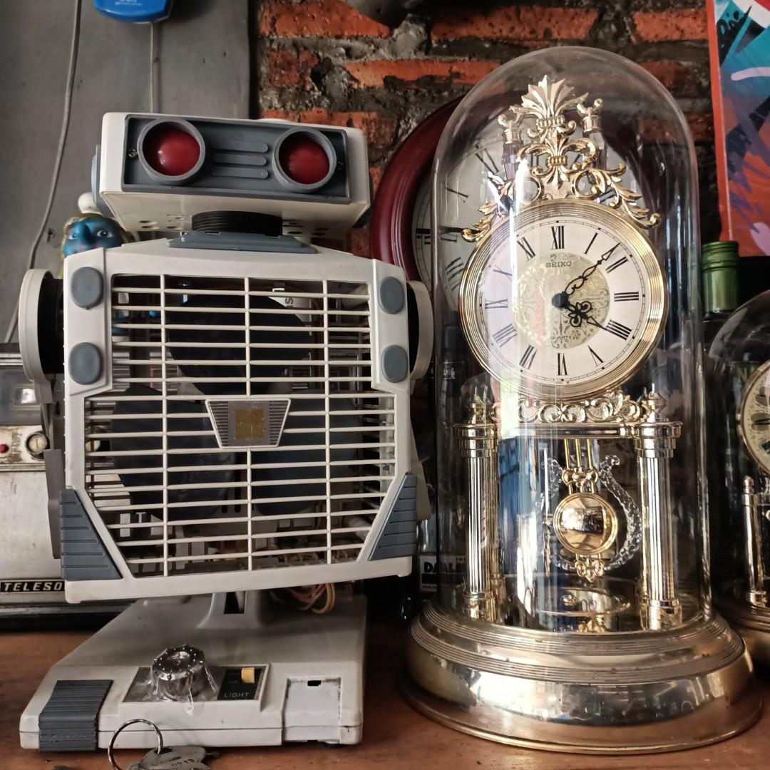 Jam robot, Antik, Pajangan di Carousell