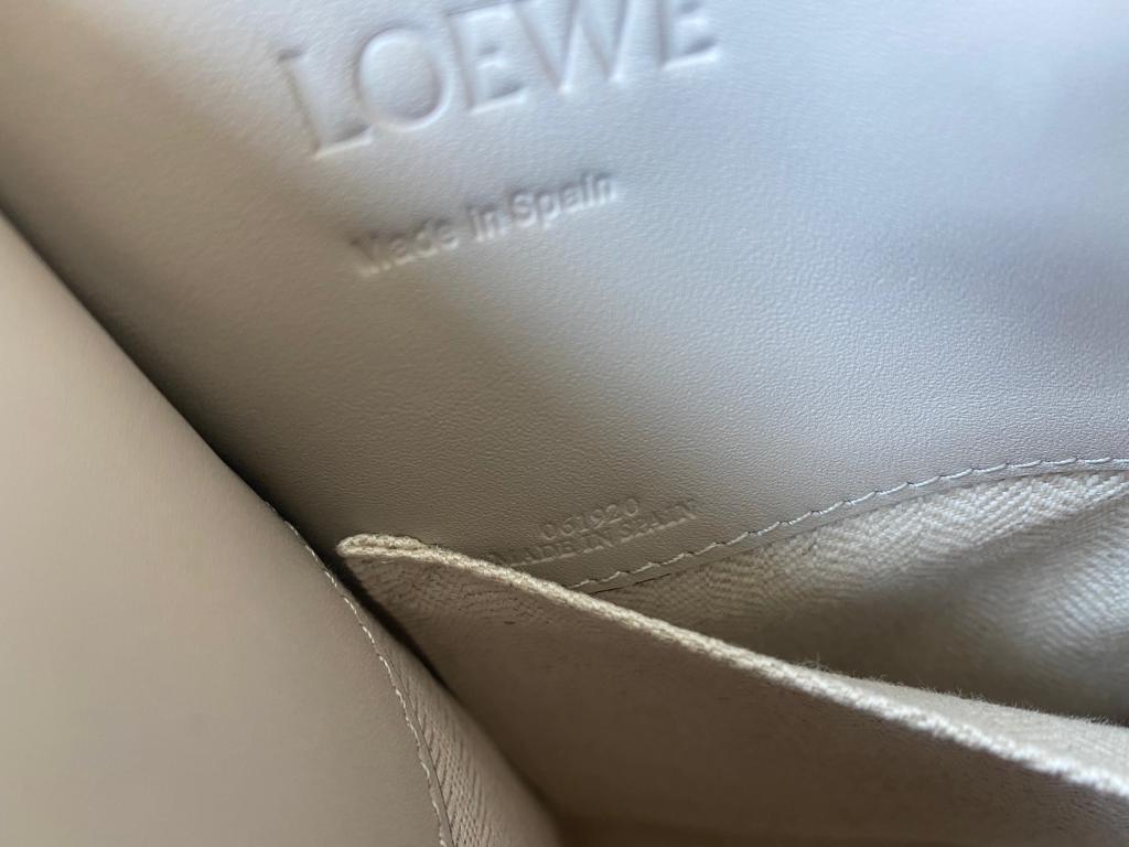 loewe bag, 名牌, 手袋及銀包 - Carousell