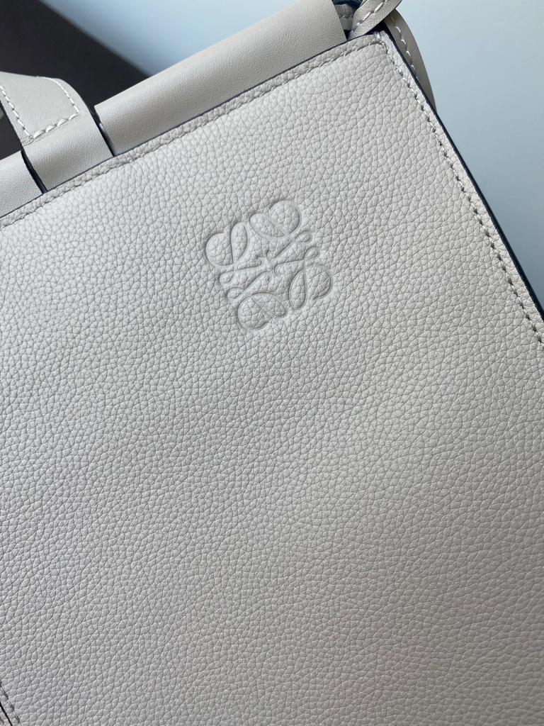 loewe bag, 名牌, 手袋及銀包 - Carousell