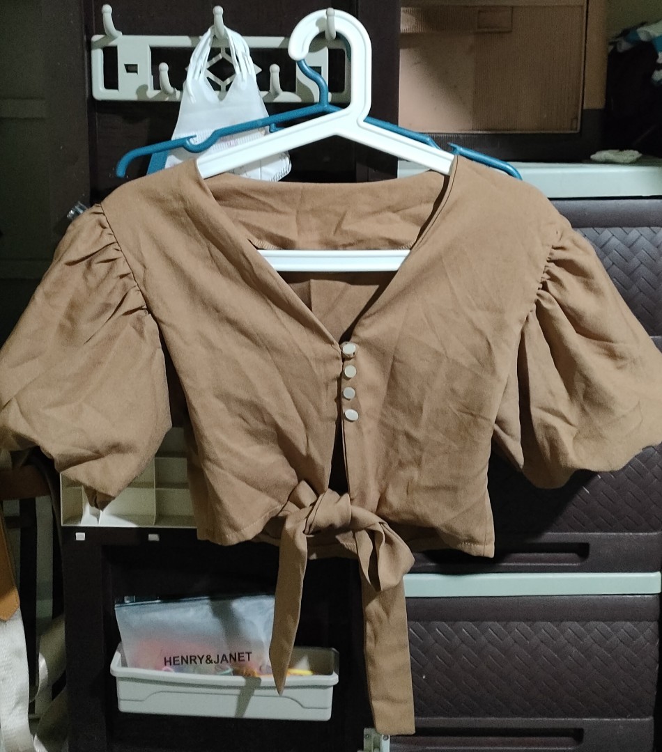 puff top semi cropped, Women's Fashion, Tops, Others Tops on Carousell