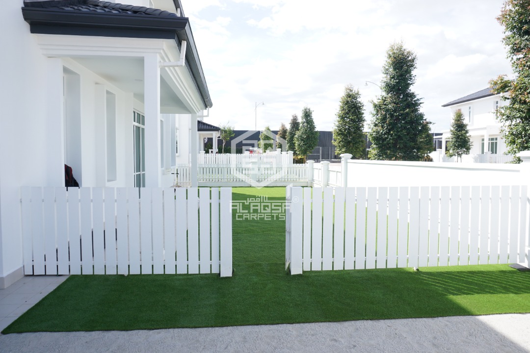 PEMASANGAN RUMPUT TIRUAN DI LAMAN RUMAH, Furniture & Home Living, Home ...
