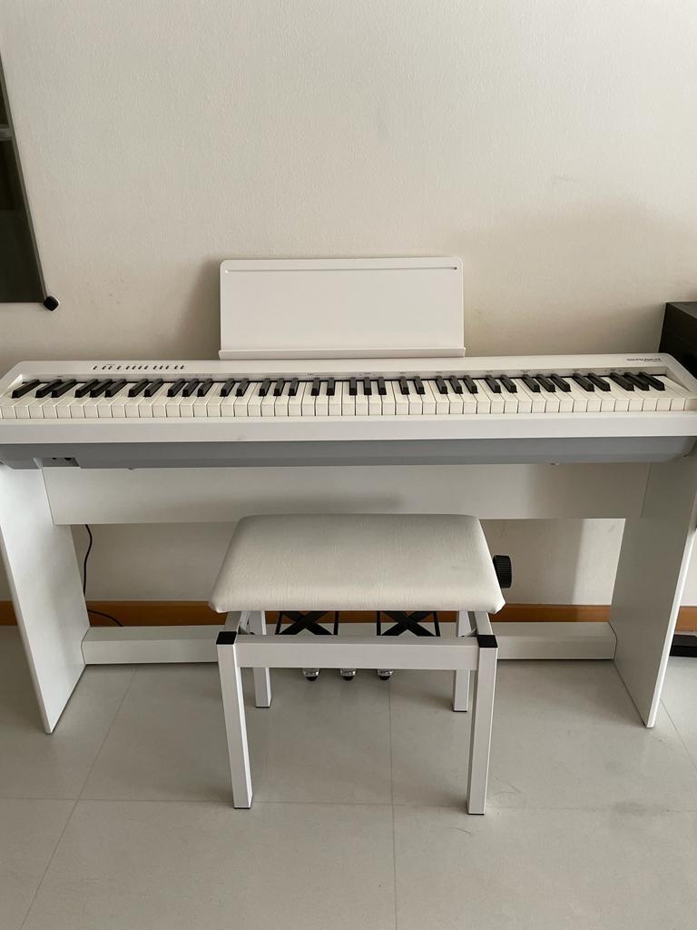 Roland FP-30X White + Stand & 3 Pedals + Adjustable Piano Bench (All white), Hobbies & Toys ...