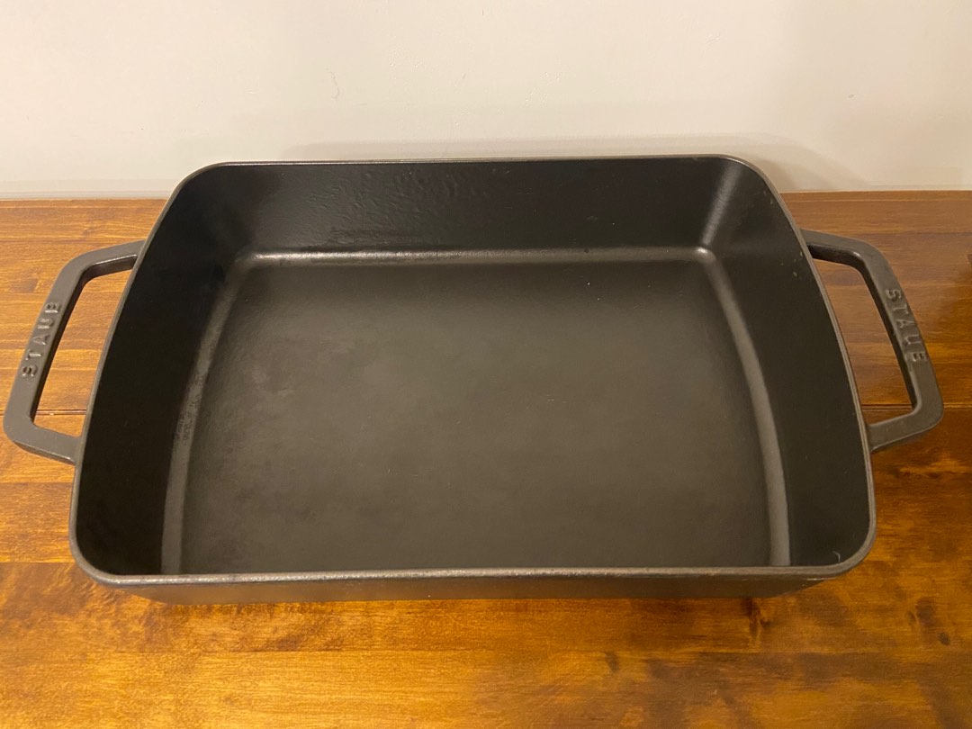 STAUB Cast Iron Rectangular Roasting Pan, 傢俬＆家居, 廚具和餐具, 炊具及配件 - Carousell