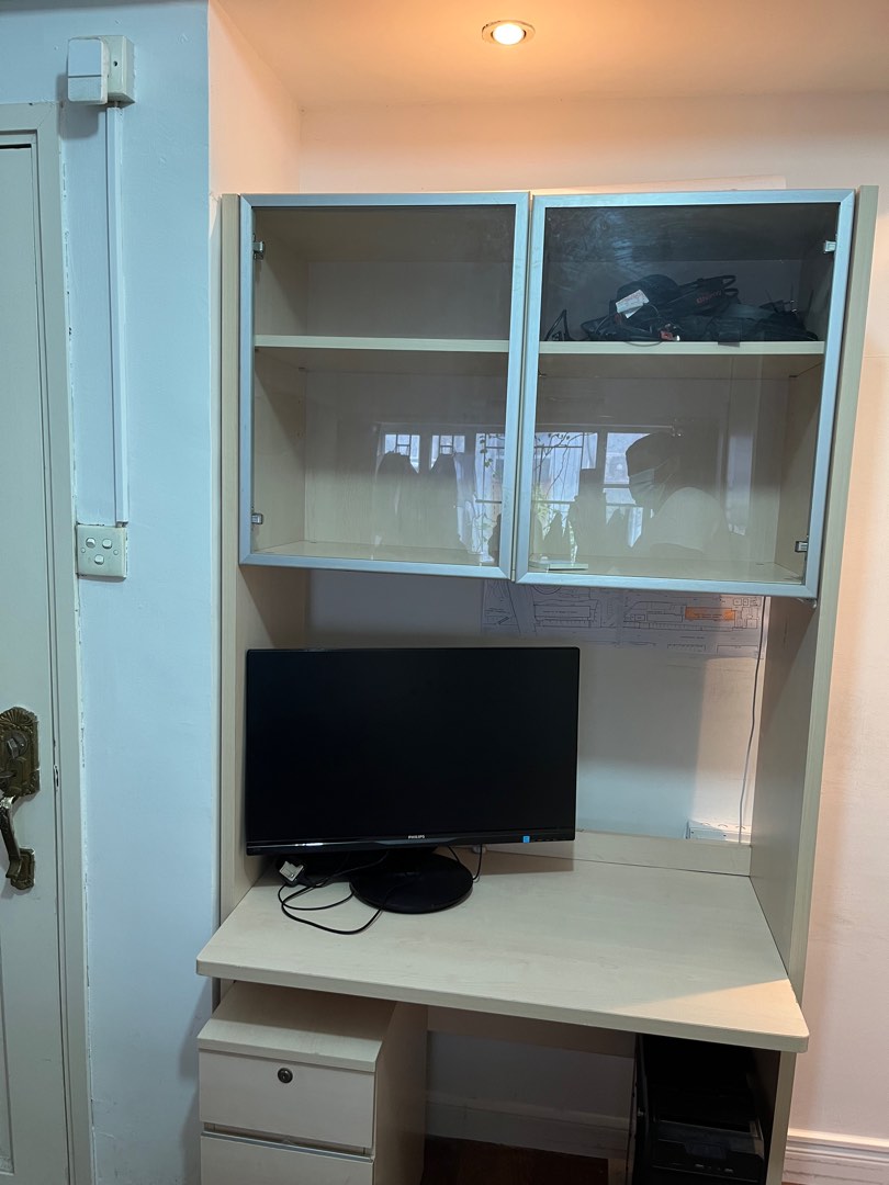 Used Computer table with cabinet storage, 傢俬＆家居, 傢俬, 其他家居傢俬 - Carousell
