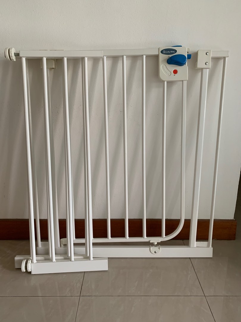 Lucky Baby White Swing-Back Gate (one way), Babies & Kids, Baby Nursery ...