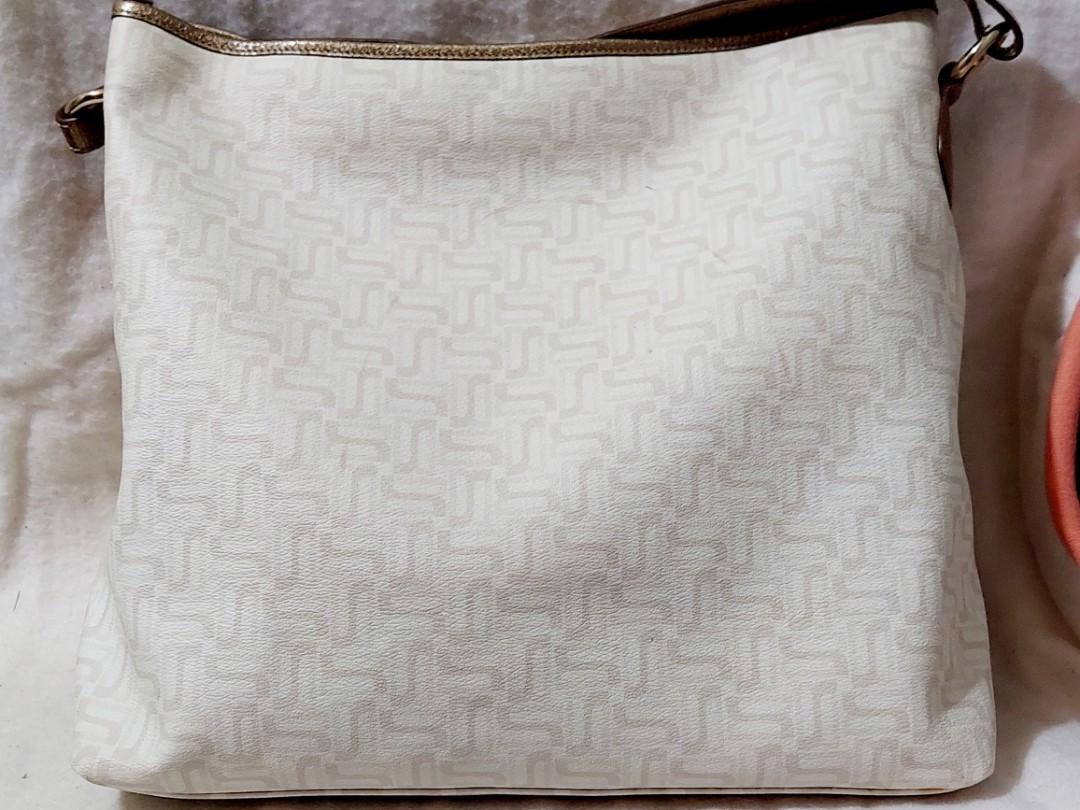 Authentic Daks Large Tite, Women's Fashion, Bags & Wallets, Shoulder ...