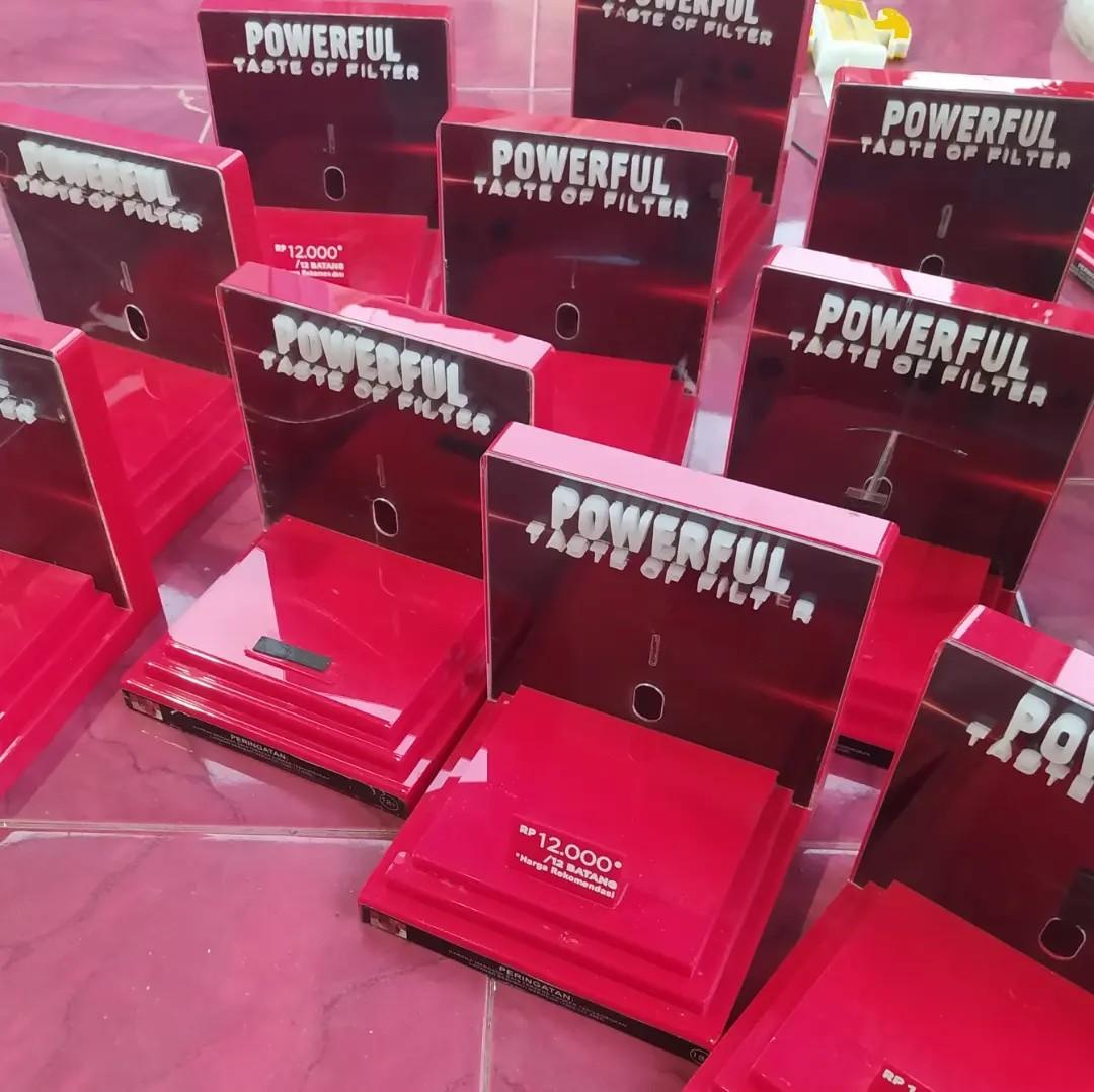 Display neon box rokok, Antik, Pajangan di Carousell