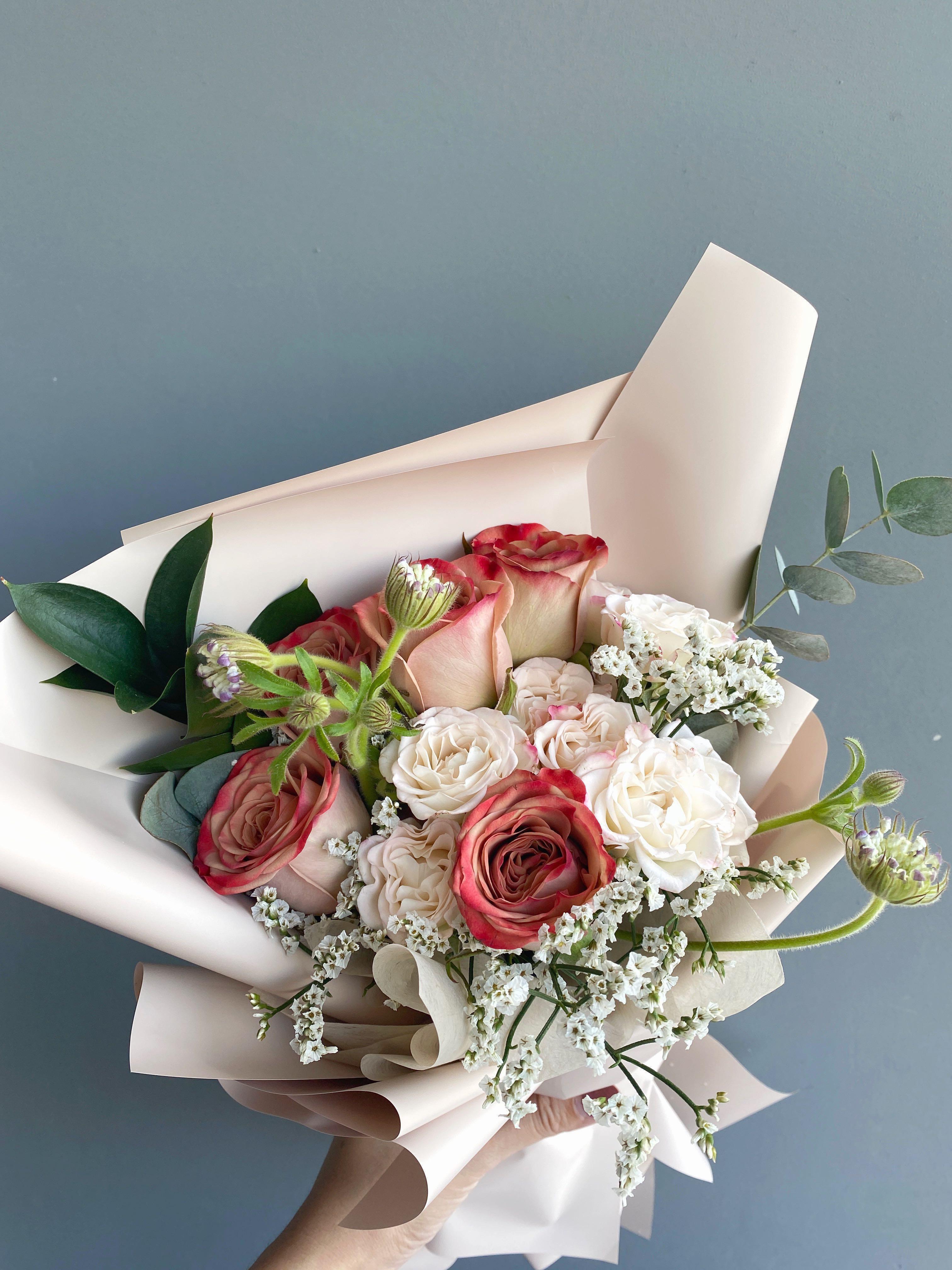 Peach roses fresh flowers bouquet jurong free delivery, Hobbies & Toys ...