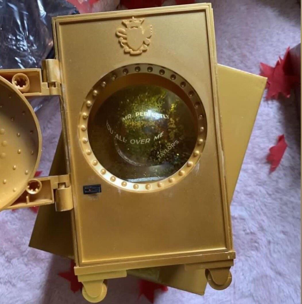 現貨 Taylor swift fearless vault snow globe with music, 興趣及遊戲, 收藏品及紀念品 ...