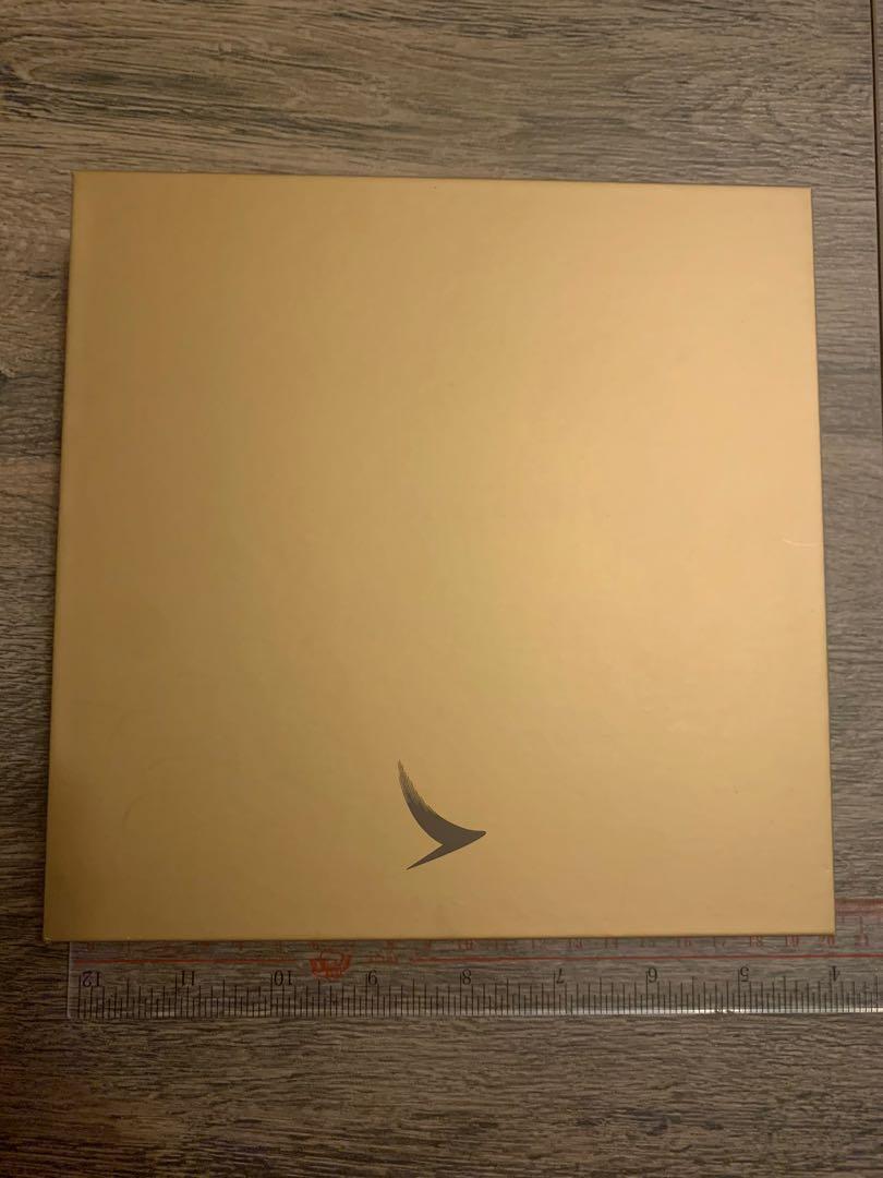 Cathay pacific box chocolate, 嘢食 & 嘢飲, 禮品籃和禮籃 - Carousell