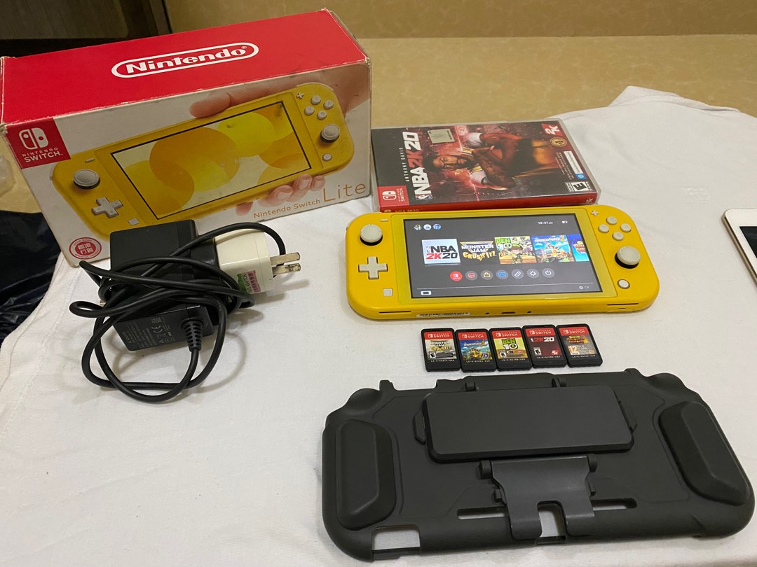 Nintendo Switch Yellow w/ 5 game carts, Video Gaming, Video Game ...