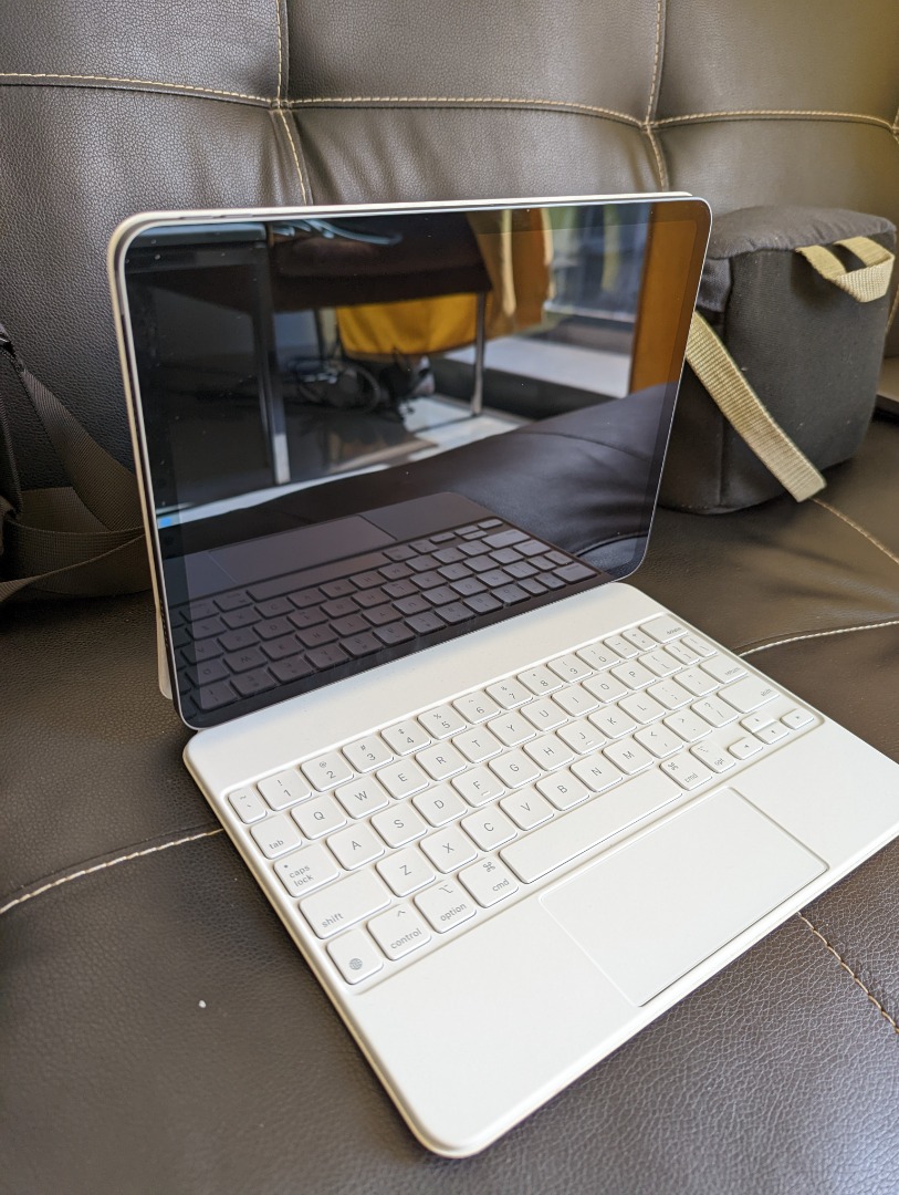 iPad Pro with White Magic Keyboard (11-inch M1 256GB), Mobile Phones ...