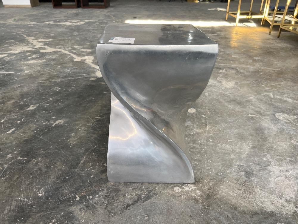 Twisted Metal Block Side Table / Meja Sisi Blok Logam Berpintal ...