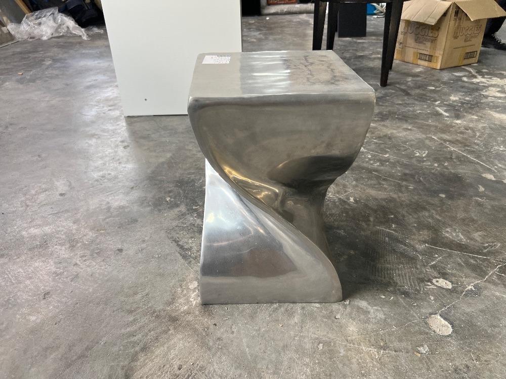 Twisted Metal Block Side Table / Meja Sisi Blok Logam Berpintal ...