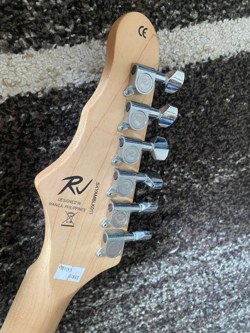 RJ GIGLINE-SKYCASTER (GLOSSY BLACK/WHITE PICKGUARD), Hobbies & Toys ...