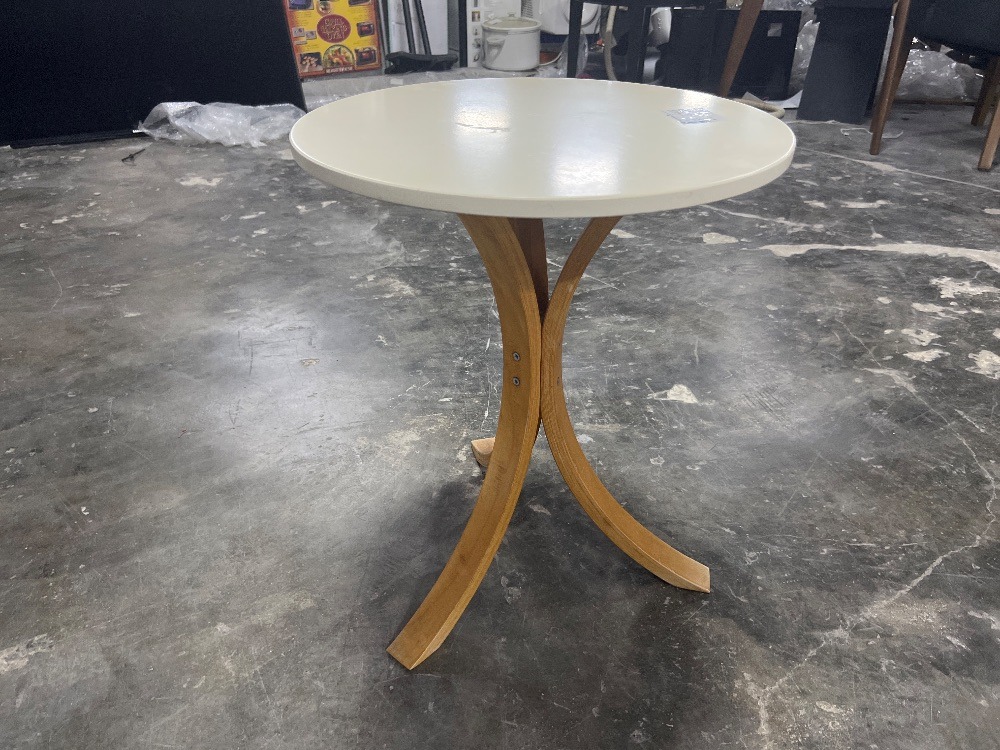 Small Wooden Round table White Colour / Meja Bulat Kayu Kecil Warna ...