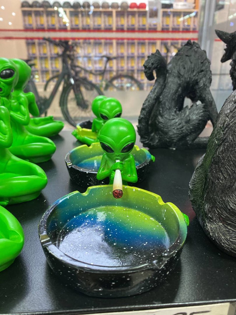 Alien cigg Ashtray, Everything Else on Carousell