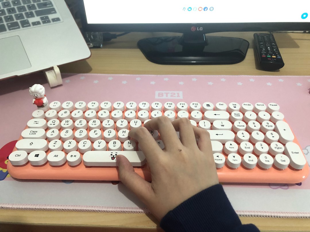 BT21 RJ Wireless Retro Keyboard Royche, Hobbies & Toys, Memorabilia & Collectibles, Fan ...