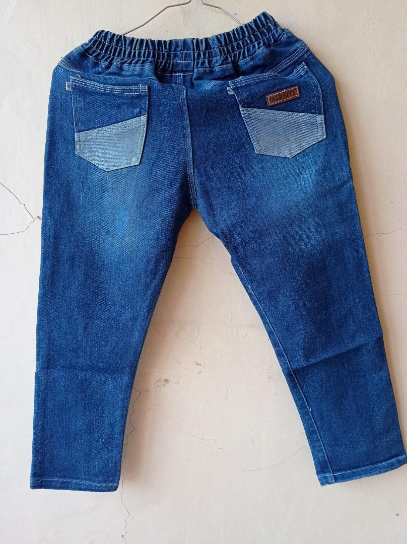 Celana jeans anak perempuan.. Belum pernah di pakai hanya di cuci aja.. Yuk di liat2 yuk.. Yuk ...