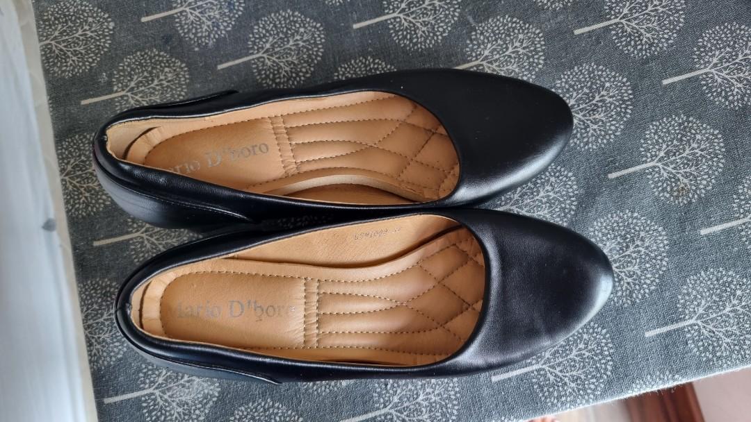 Lady shoes, Women's Fashion, Activewear on Carousell