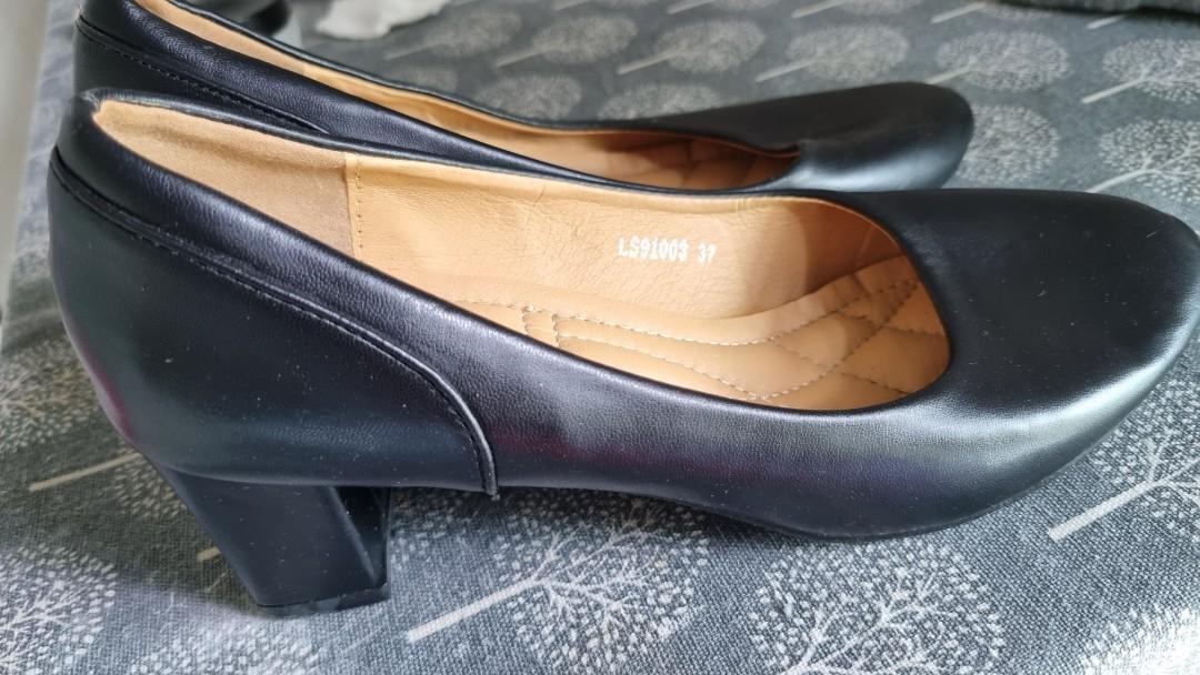 Lady shoes, Women's Fashion, Activewear on Carousell