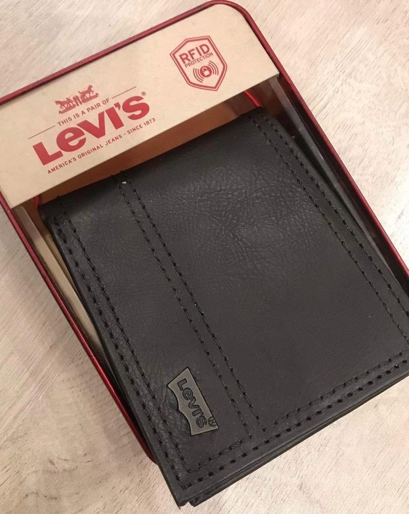 Levis wallet, Men's Fashion, Watches & Accessories, Wallets & Card ...