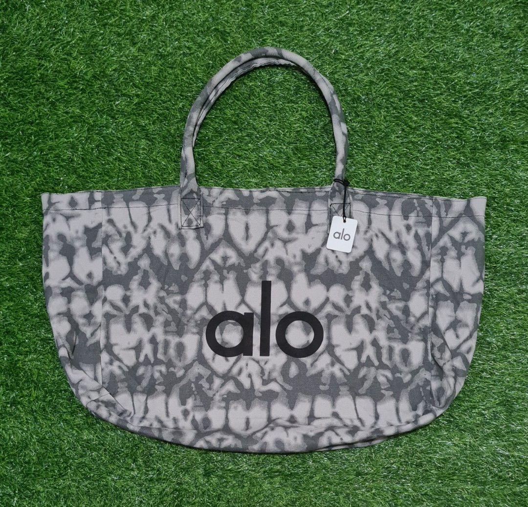 ALO YOGA SHOPPER TOTE BAG, Women's Fashion, Bags & Wallets, Tote Bags ...