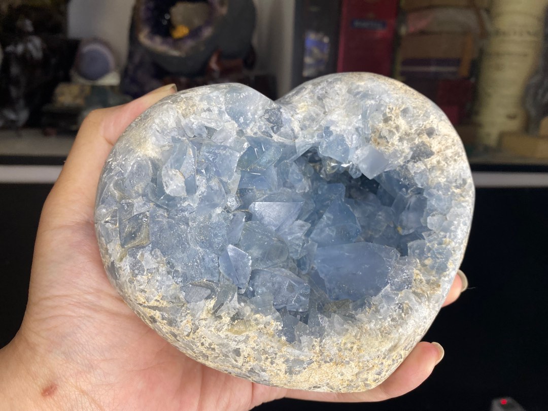 Rare 2kg Heart shaped celestite cave, Women's Fashion, Jewelry ...
