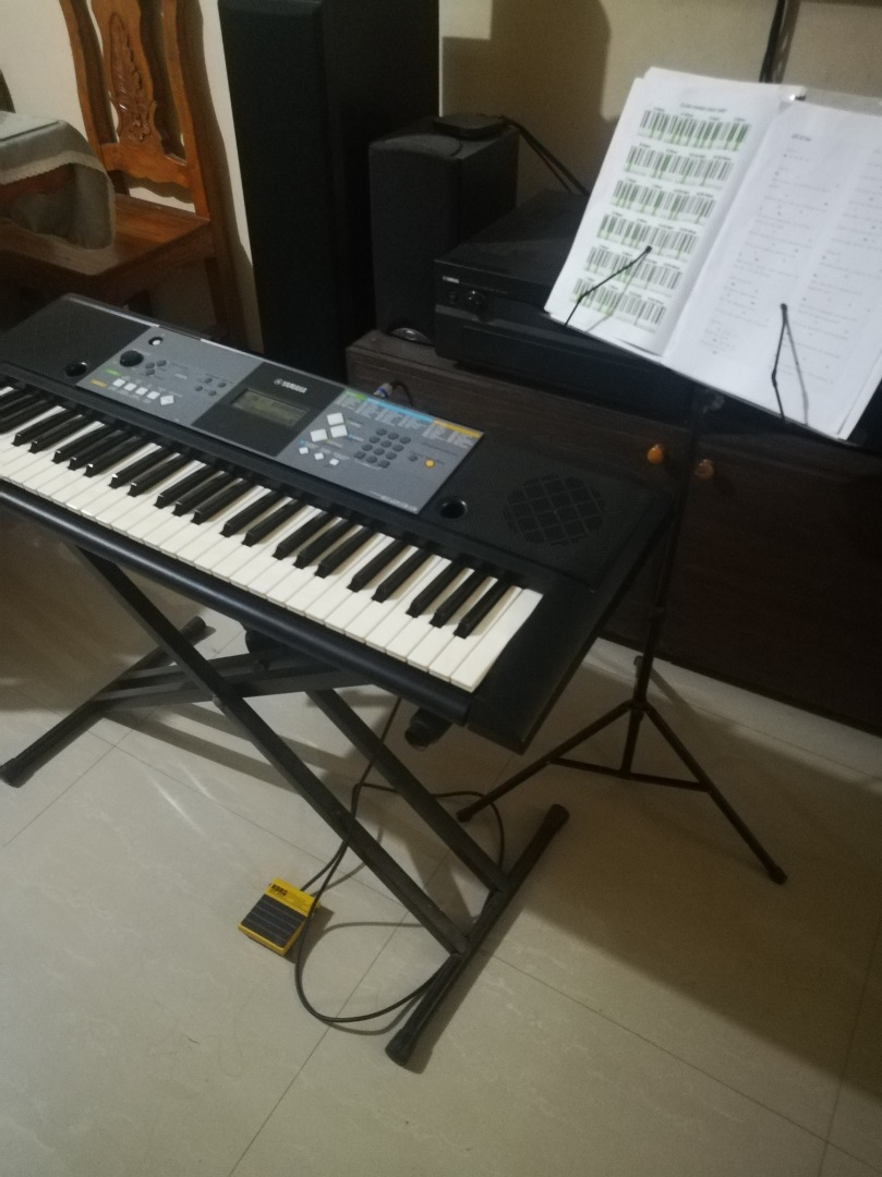 yamaha psr E233 with folding stand and folding lyric stand, Hobbies ...