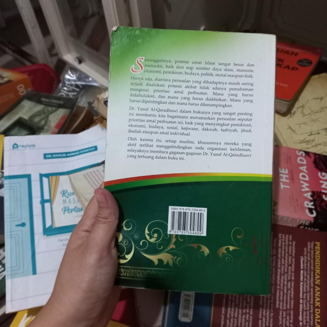 Fiqh Prioritas oleh Dr Yusuf Qaradhawi, Buku & Alat Tulis, Buku di Carousell