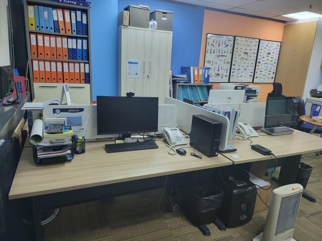 Modern office desk set for 4 pax includes 4 individual computer desks ...