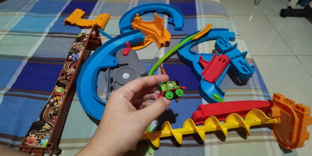 Thomas and Friends Thomas & Friends Minis Twist-n-Turn Stunt Set ...