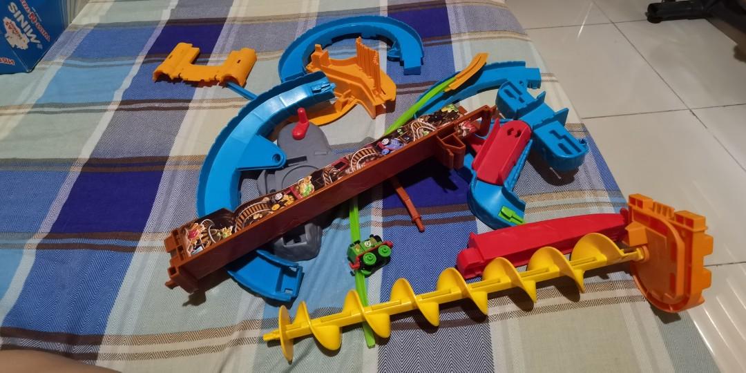 Thomas and Friends Thomas & Friends Minis Twist-n-Turn Stunt Set ...