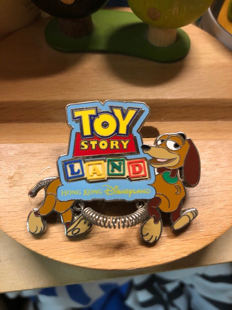Disney pin Toy Story 彈弓狗, 興趣及遊戲, 收藏品及紀念品, 宗教物品 - Carousell