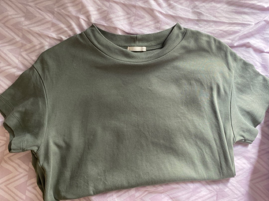 GU T shirt, 女裝, 上衣, T-shirt on Carousell