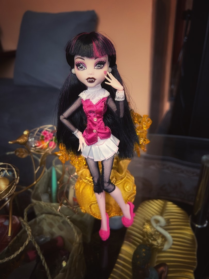 Monster high basic draculaura with free extra shoes, Hobbies & Toys ...