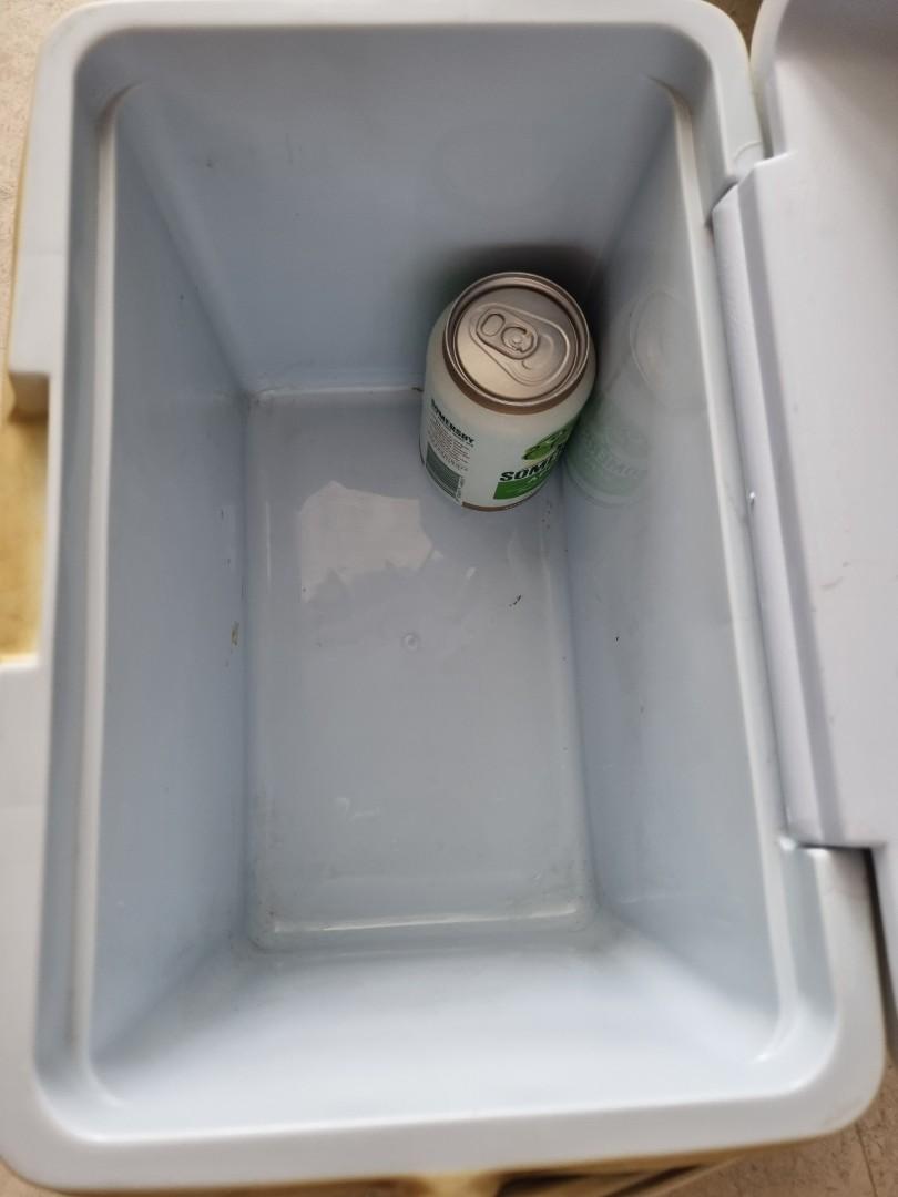 Rubbermaid small ice box, cooler box, Sports Equipment, Hiking ...