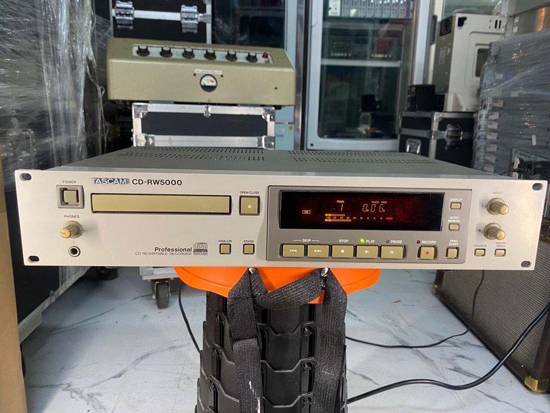 TASCAM CD-RW5000 專業錄音CD播放機 100V 24W 錄音 播放機 CD機 錄音室專用, 音響器材, 錄音機 - Carousell