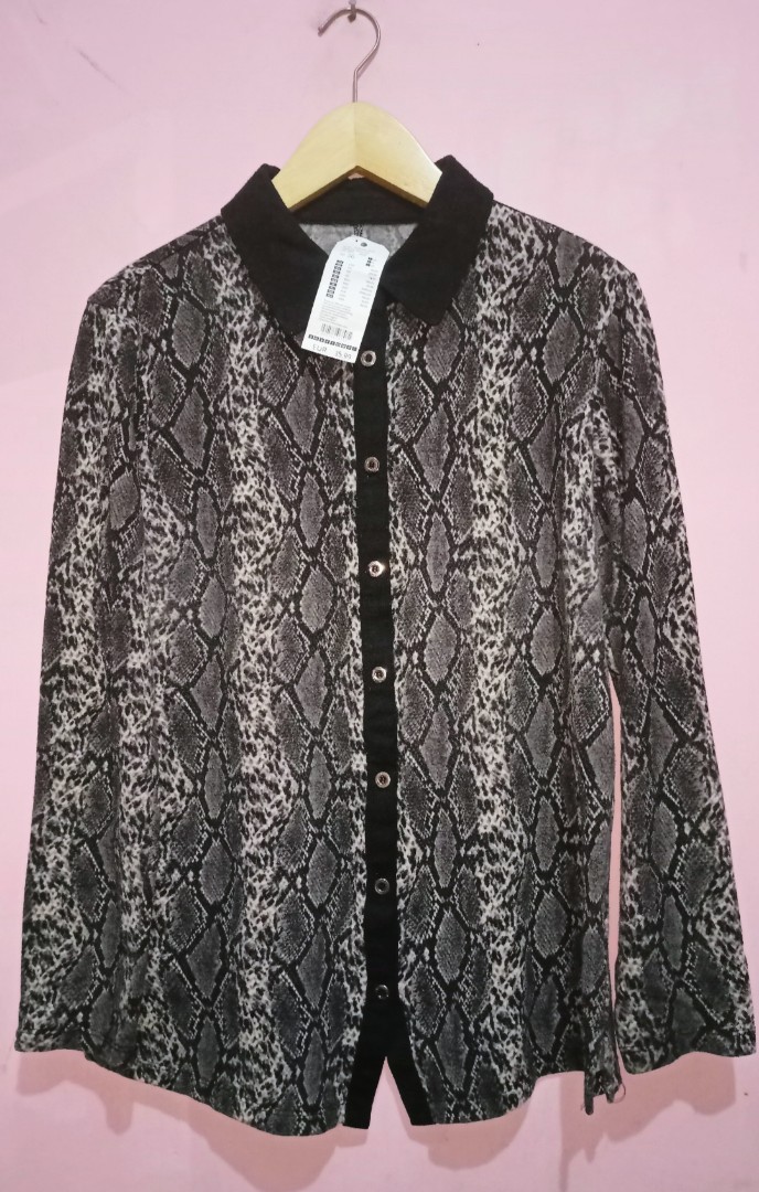 Baju Motif ular, Fesyen Wanita, Pakaian Wanita, Atasan di Carousell