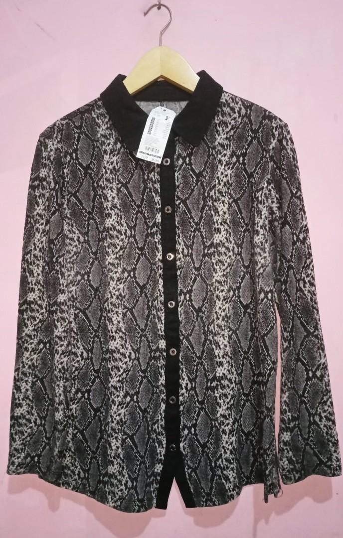 Baju Motif ular, Fesyen Wanita, Pakaian Wanita, Atasan di Carousell