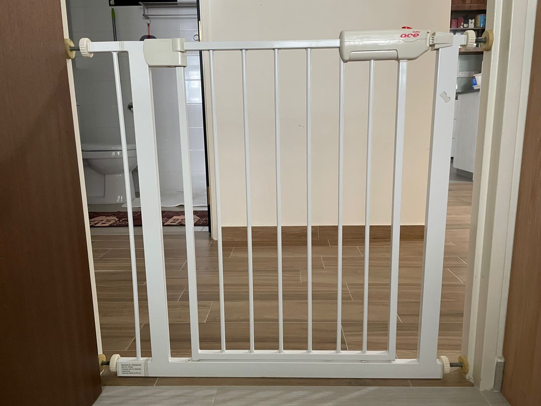 Child safety gate, Babies & Kids, Baby Nursery & Kids Furniture, Safety ...