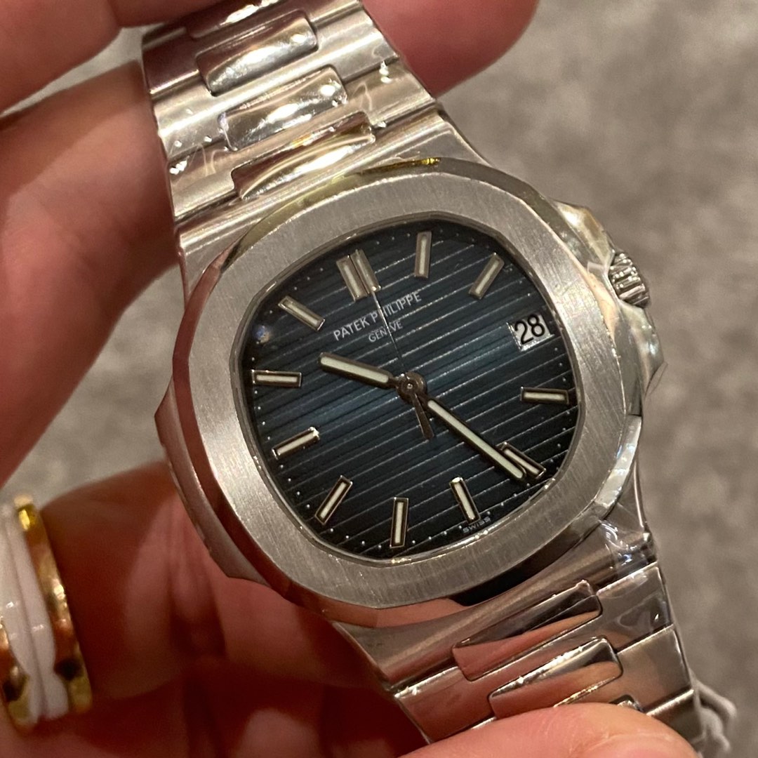 Patek Philippe Nautilus 5711/1A-010, 名牌, 手錶 - Carousell